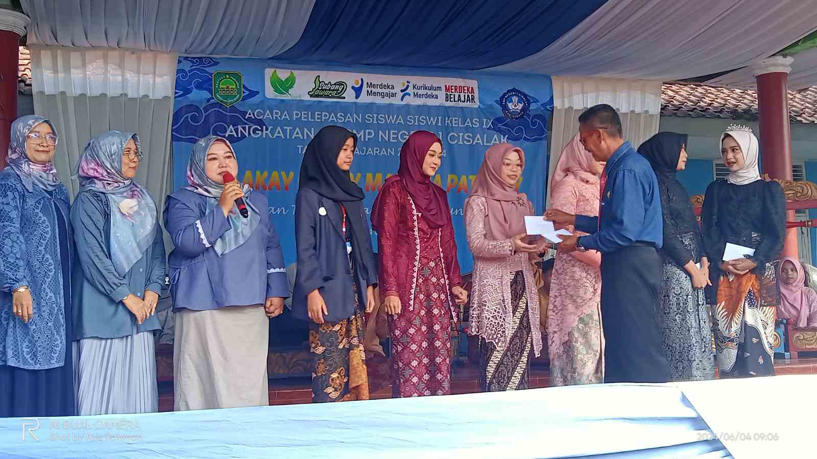 Sejuta Kenangan Tercatat Indah Dalam Jejak Kisah Putih Biru, Mengiringi Pelepasan Siswa-siswi ...