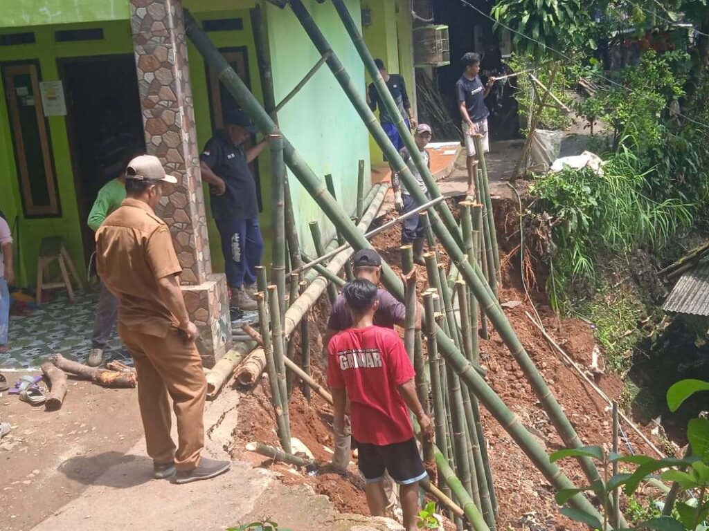 Hujan Deras Mengakibatkan Longsor Jalan Lingkungan Terputus Total Di ...