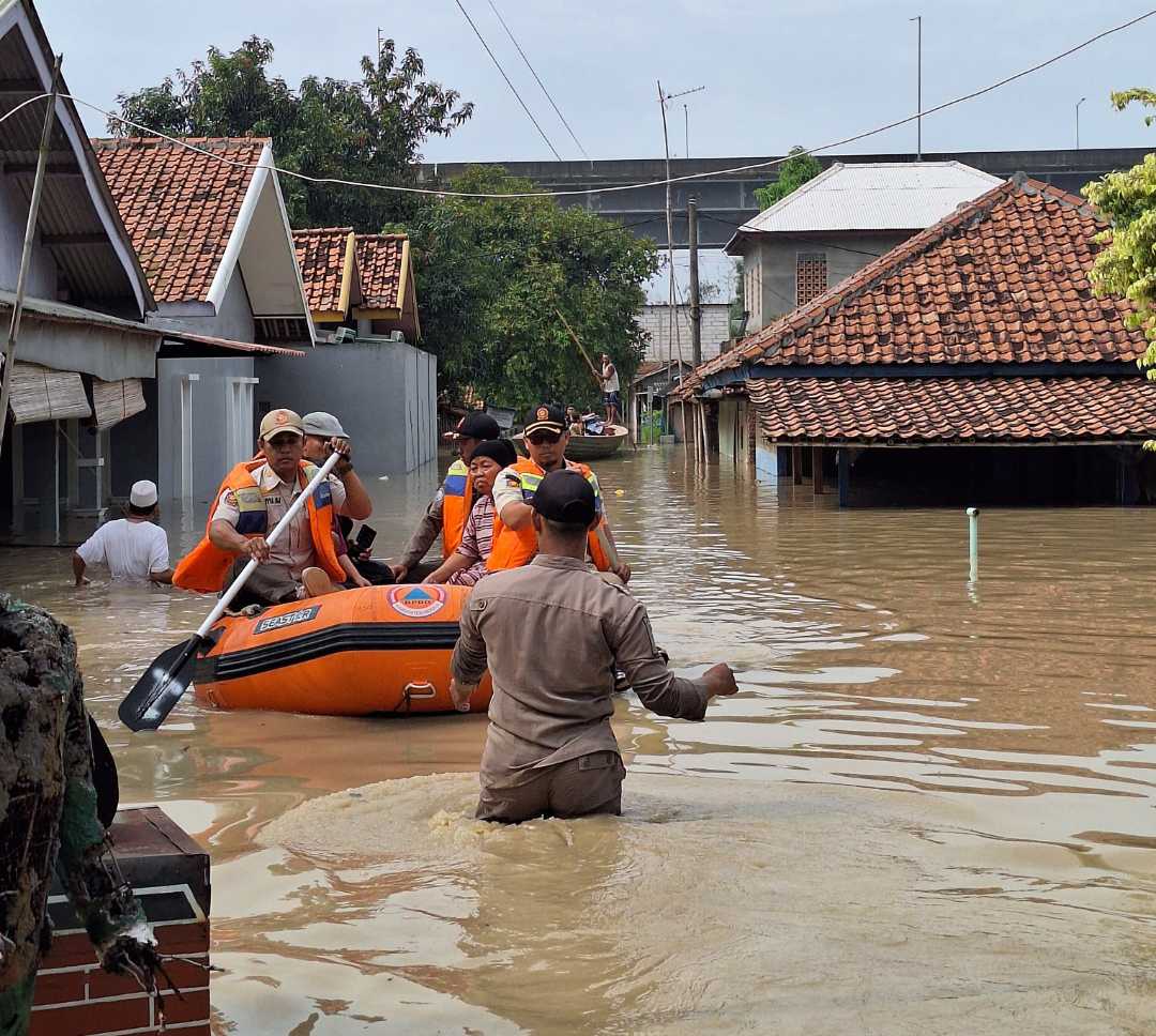 KASAT SATPOL PP KABUPATEN BEKASI TERJUNKAN PERSONILNYA BANTU BPBD UNTUK EVAKUASI PARA WARGA YANG ...